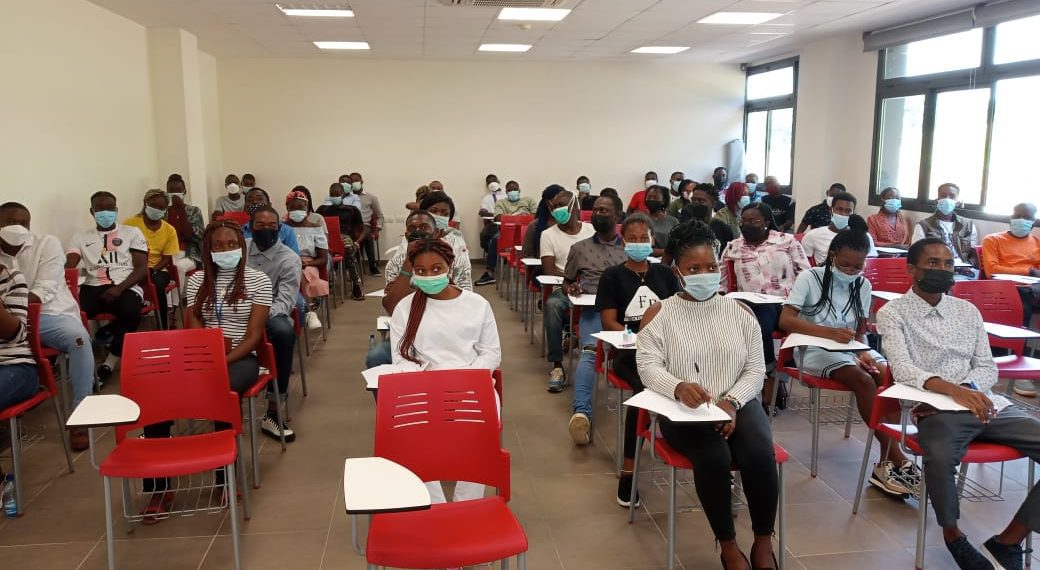 160 jóvenes participan en el examen de acceso a la Universidad Afro ...