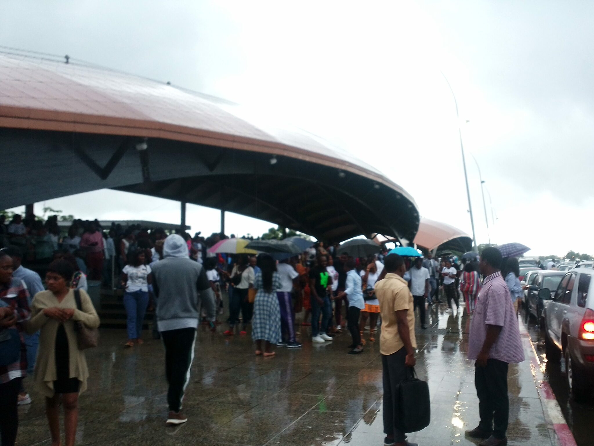 UNGE: La lluvia impide los ensayos de los graduandos en el paseo marítimo de Malabo