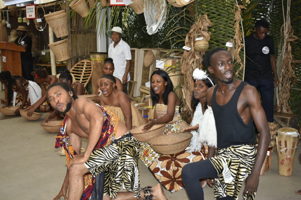 Abierta la exposición multicultural “Artes Guinea” en el Centro ...