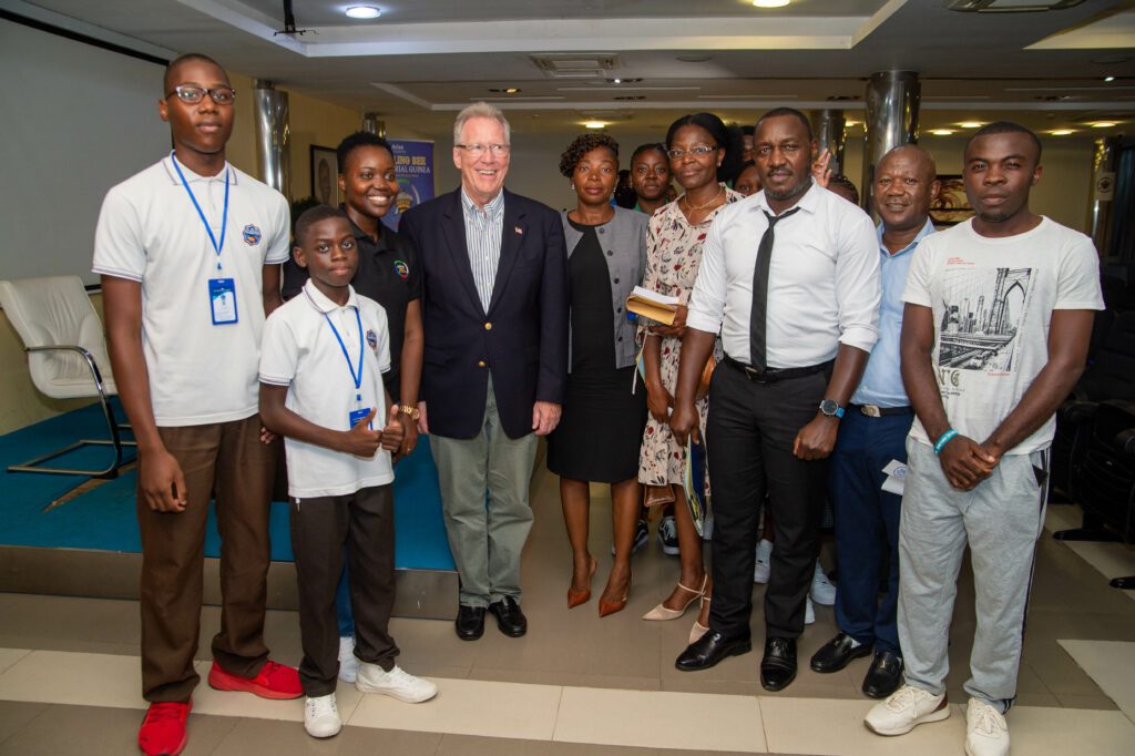 Llega a Guinea Ecuatorial la primera edición del concurso "Spelling Bee EG"