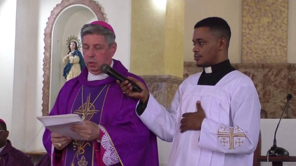 El Monseñor Juan Matogo Oyana se despide de los fieles católicos tras ...