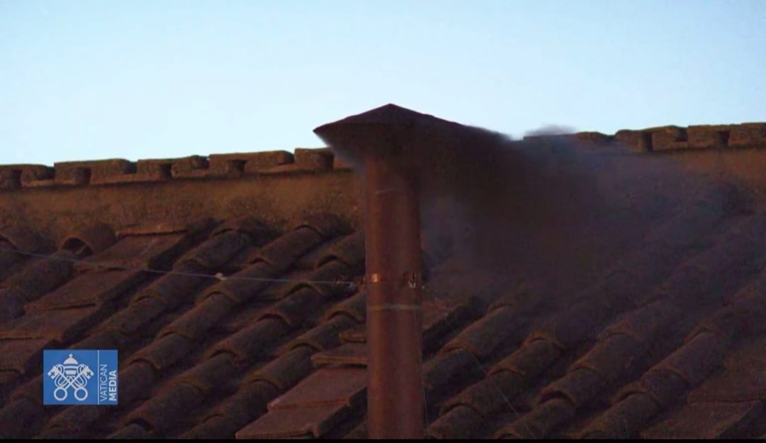 Primera fumata del cónclave: humo negro y sin acuerdo