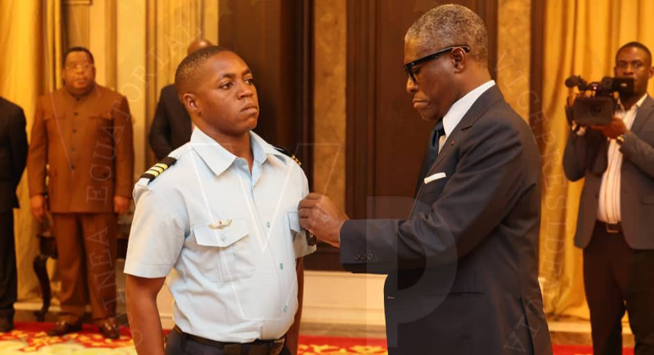 El Gobierno condecora a los pilotos y miembros de Protección Civil que ...